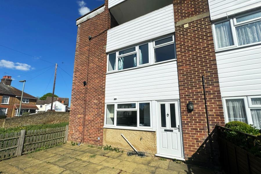 Addlestone, Surrey, KT15 2 bed flat to rent - £1,500 pcm (£346 pw)