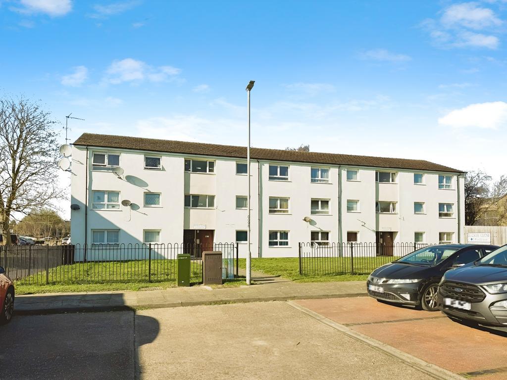 Buckle Close, Marsh Farm, Luton, LU3 2 bed flat - £180,000