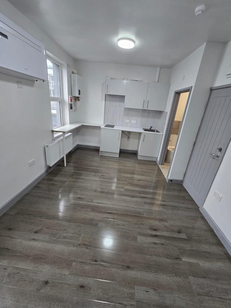 Chapel Road, London IG1 1 bed flat - £1,400 pcm (£323 pw)