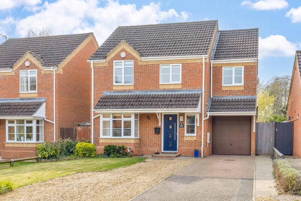 Airedale Close, Flitwick, MK45 3 bed detached house to rent - £2,300 ...