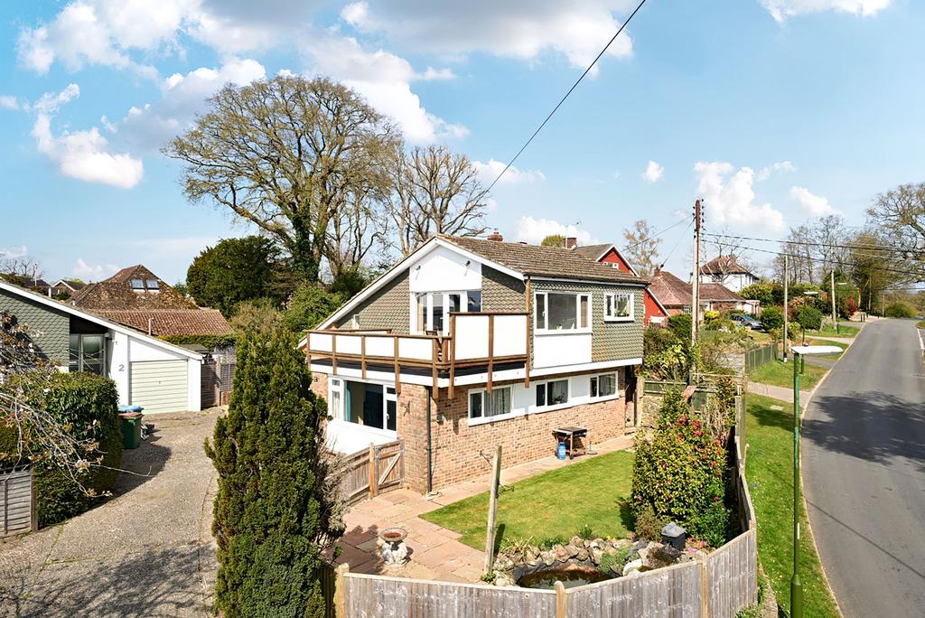 Moat Lane, Pulborough, RH20 4 bed detached house for sale - £625,000