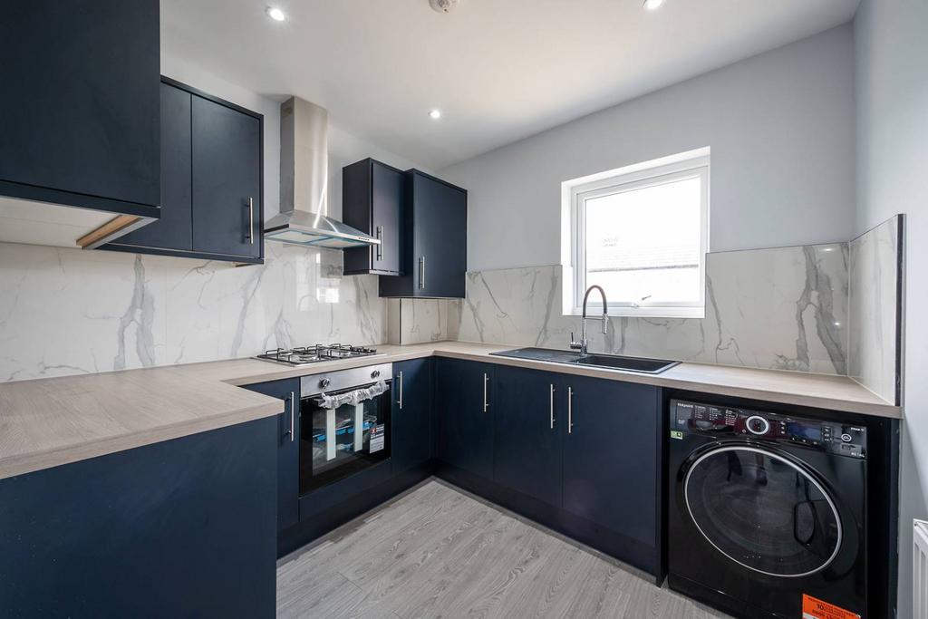 Haydons Road, Wimbledon, London, SW19 3 bed flat to rent - £2,850 pcm ...