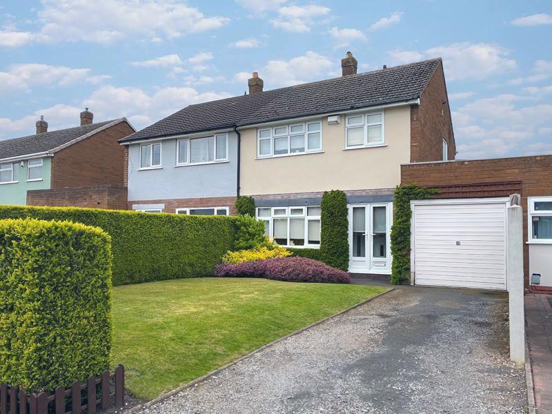 Oak Lane, Burntwood, WS7 2HF 3 bed semi-detached house - £240,000