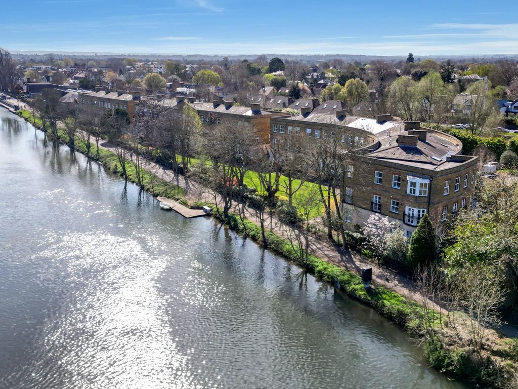 Graburn Way, East Molesey, KT8 2 bed penthouse - £675,000