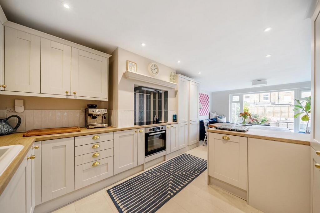 Huron Road, Balham 2 bed flat for sale - £850,000