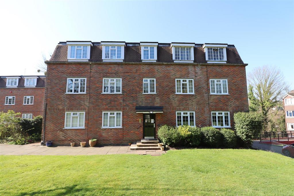Craigmount, Radlett 2 bed flat - £1,800 pcm (£415 pw)