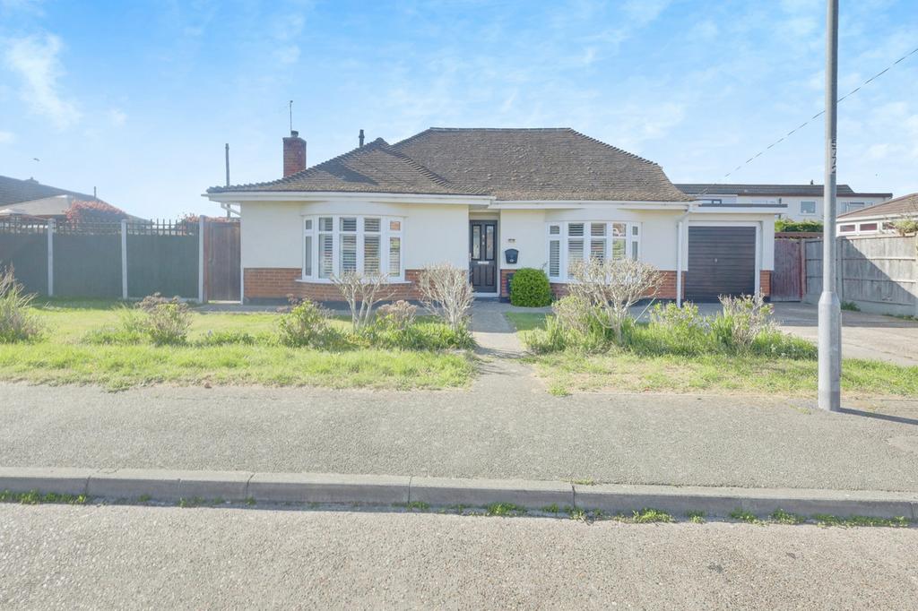 Laars Avenue, Canvey Island, SS8 4 bed detached bungalow - £450,000