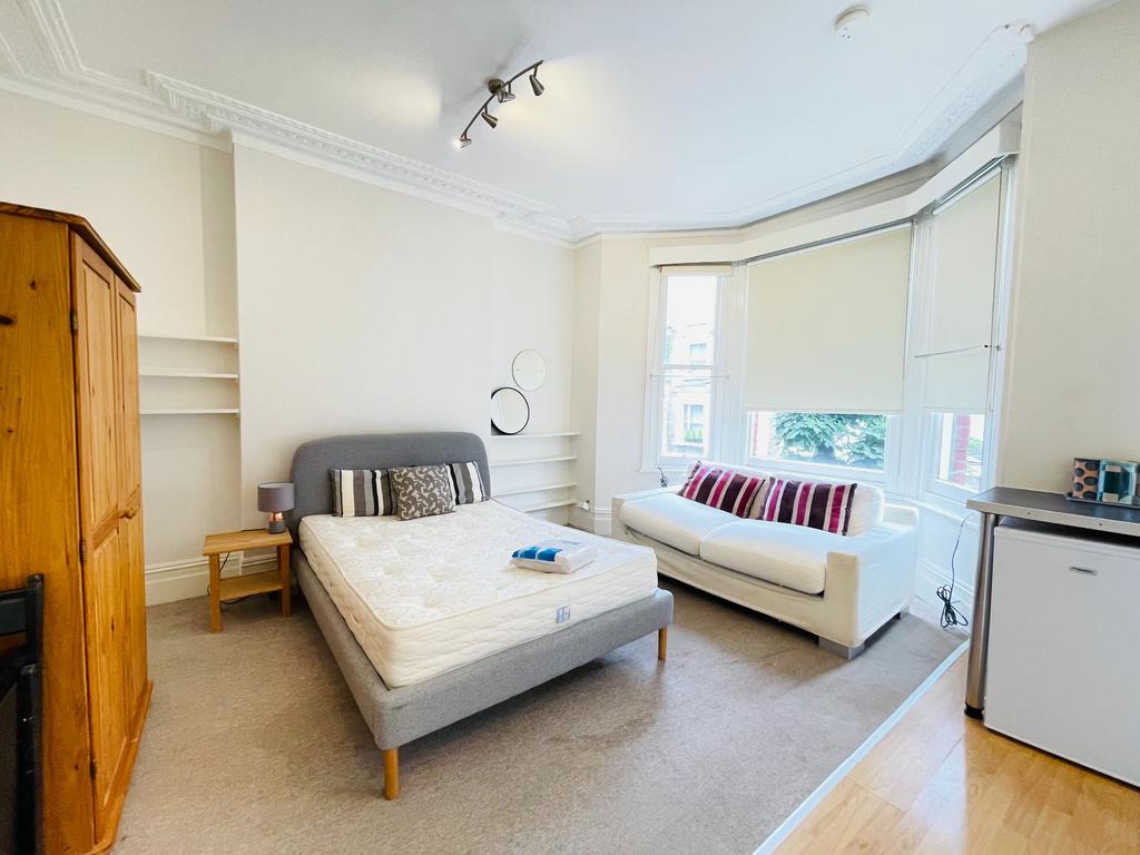 London NW8 Studio - £1,600 pcm (£369 pw)