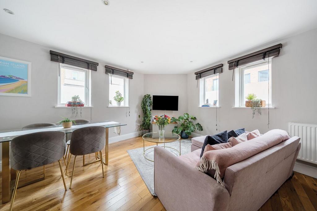 Strath Terrace, Battersea 2 bed flat for sale - £475,000