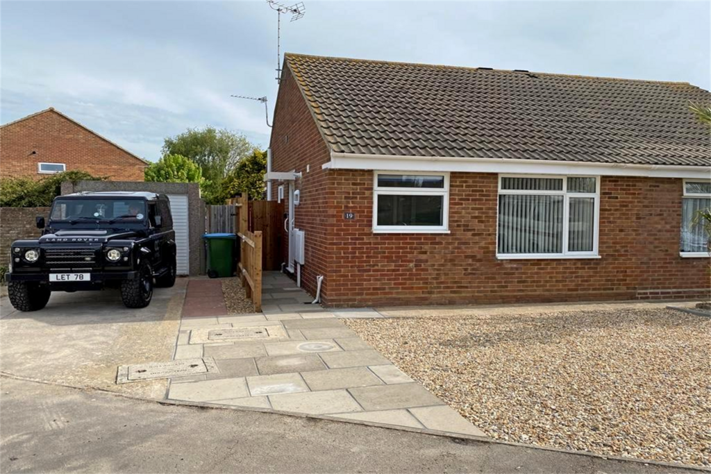 Warblers Way, Bognor Regis, PO22 2 bed bungalow - £1,275 pcm (£294 pw)
