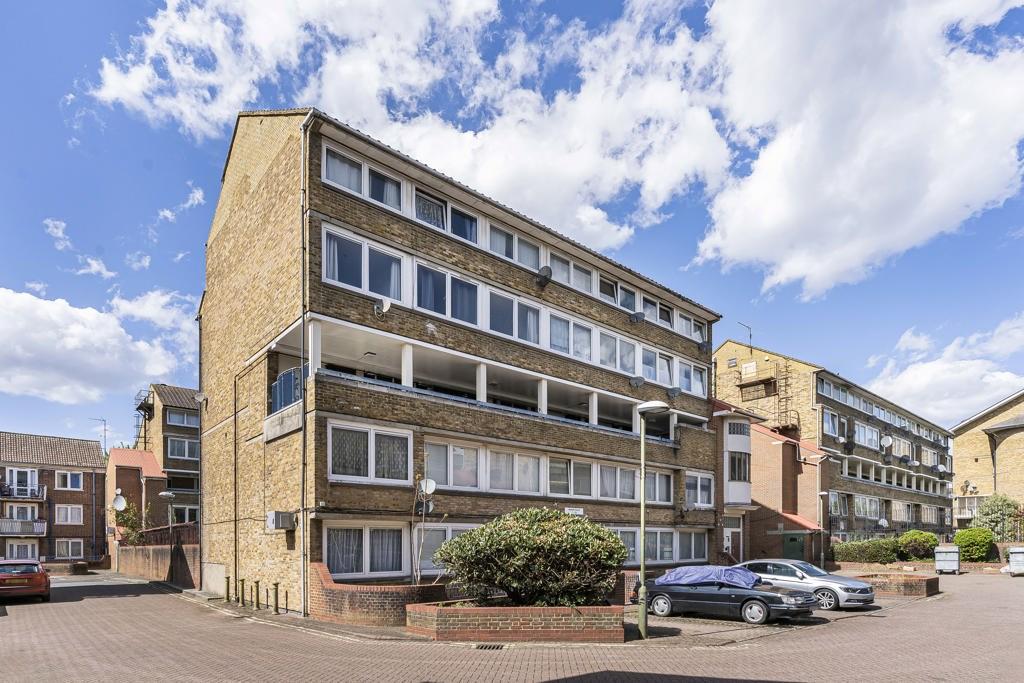 Garnies Close, London, SE15 4 bed apartment for sale - £350,000