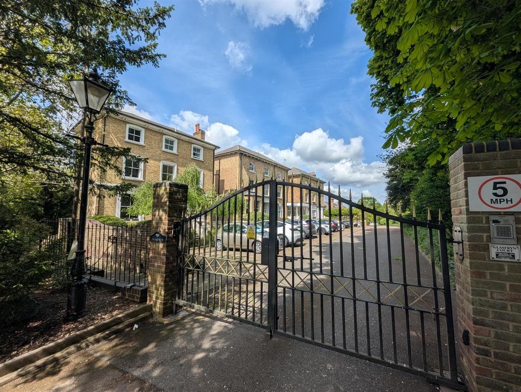 Roxeth Hill, Harrow 2 bed house for sale - £445,000