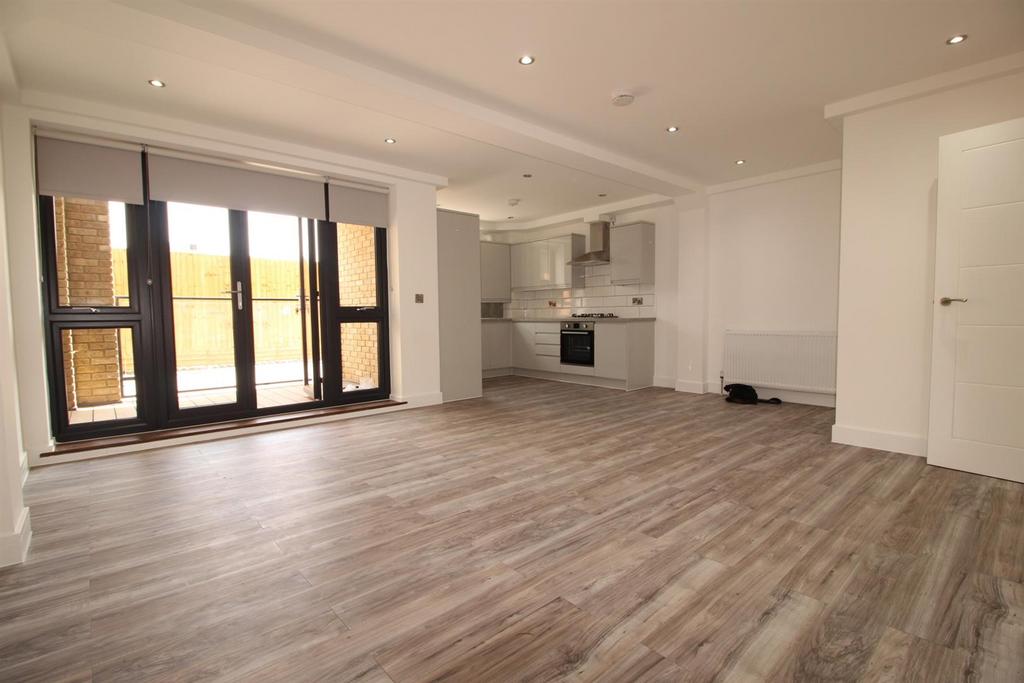 244 Chingford Mount Road, London E4 2 bed apartment - £1,935 pcm (£447 pw)