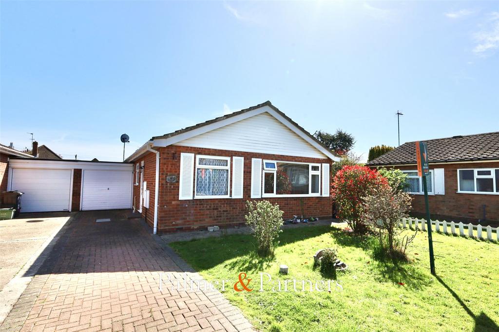 Gainsborough Close, Clacton-on-Sea... 2 bed bungalow - £260,000