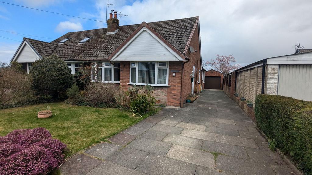 Clovelly Drive, Wigan WN8 3 bed semi-detached bungalow for sale - £300,000