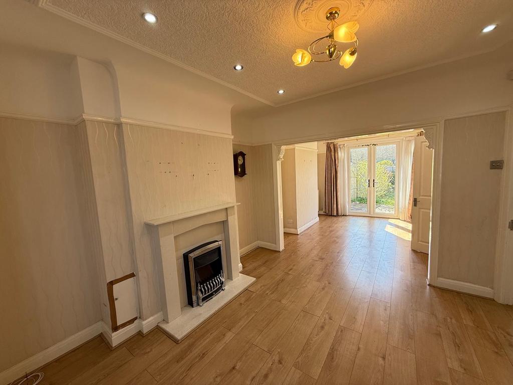 Chestnut Drive, Pinner HA5 3 bed semi-detached house - £2,200 pcm (£508 pw)