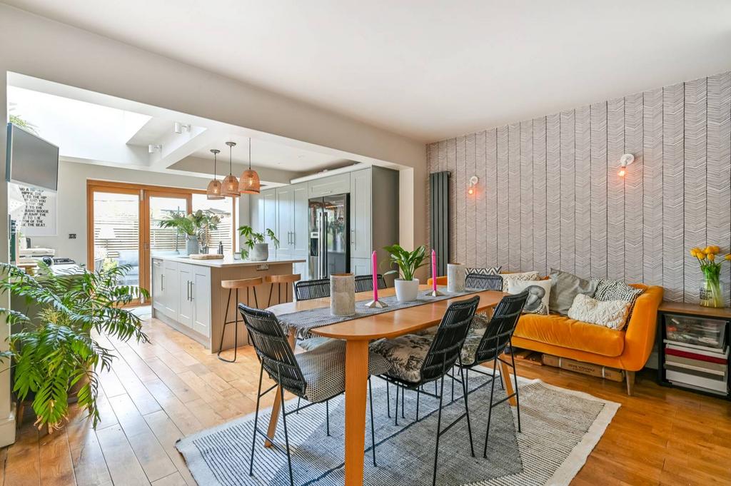 Hamilton Road, Twickenham, TW2 2 bed terraced house - £3,250 pcm (£750 pw)