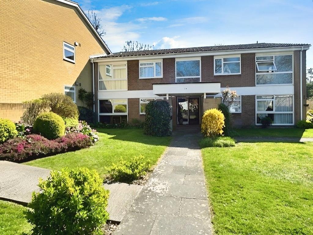 Brambledown Road, Wallington SM6 2 bed flat to rent - £1,600 pcm (£369 pw)
