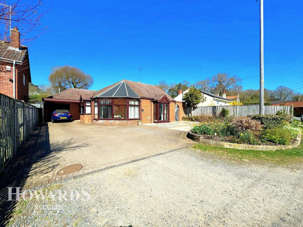 The Street, Geldeston 3 bed detached bungalow for sale - £500,000