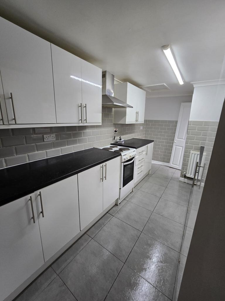 Crooked Bridge Road, Stafford, ST16 3NE 2 bed terraced house - £750 pcm ...