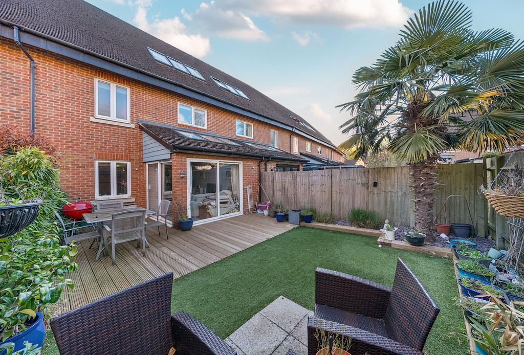 Reeds Meadow, Surrey RH1 4 bed terraced house for sale - £575,000