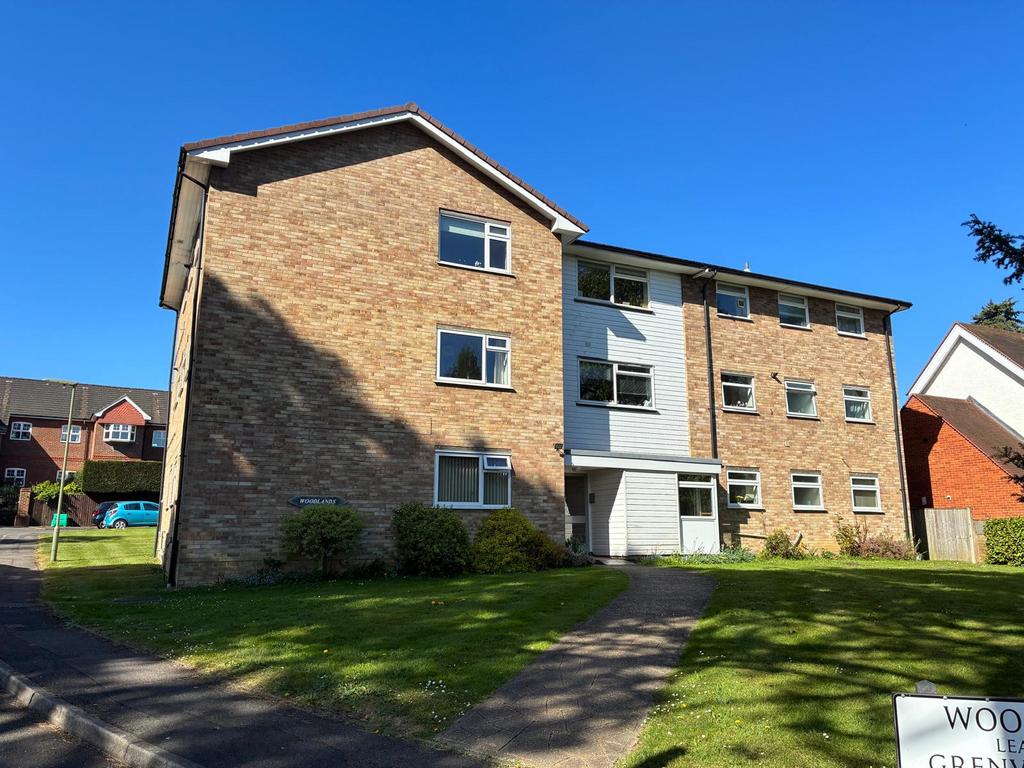 Ashtead Village 2 bed flat for sale - £400,000