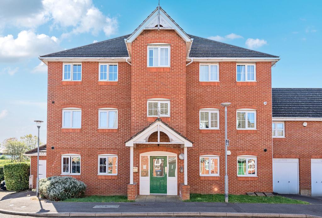 Aragon Place, Morden SM4 2 bed apartment for sale - £325,000