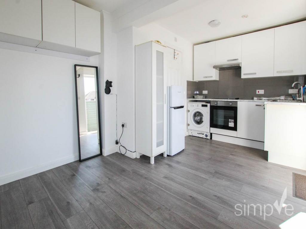 Hunters Grove, Hayes, Middlesex Studio - £1,100 pcm (£254 pw)