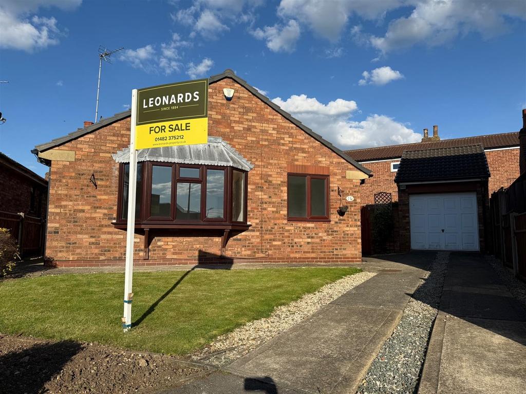 The Close, Sutton-On-Hull, Hull 3 bed detached bungalow for sale - £249,950