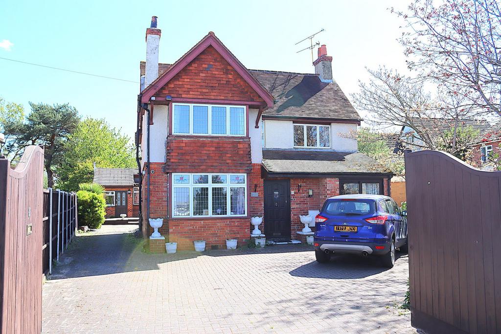 Farnborough Road, Farnborough GU14 4 bed detached house for sale - £575,000