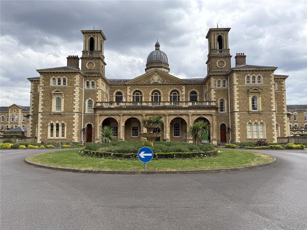 Royal Drive, London, N11 2 bed apartment - £2,850 pcm (£658 pw)