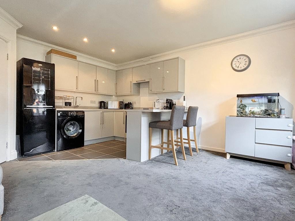 Brighton Road, Coulsdon CR5 2 bed ground floor flat for sale - £290,000