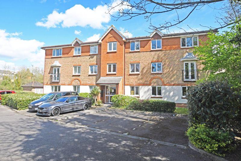 Lindisfarne Gardens, Maidstone 2 bed apartment - £1,250 pcm (£288 pw)
