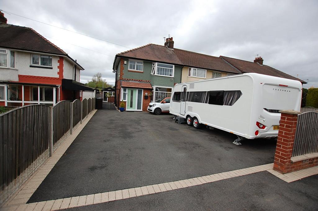 Lees Road, Greater Manchester OL6 3 bed semi-detached house for sale ...