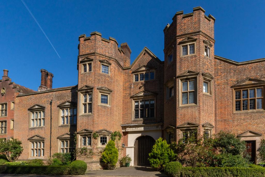Hadham Hall, Little Hadham SG11 7 bed detached house - £1,400,000
