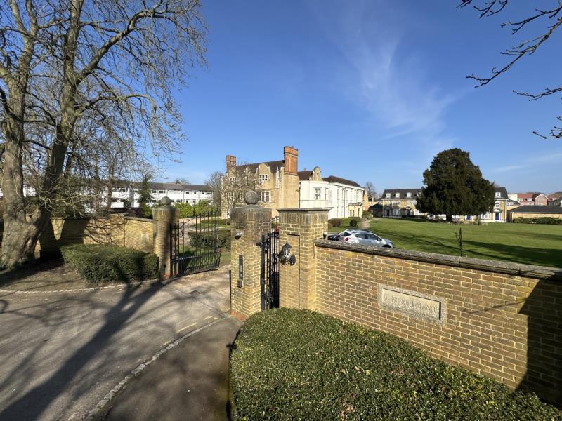 Vicarage Road, Staines TW18 2 bed apartment - £1,800 pcm (£415 pw)