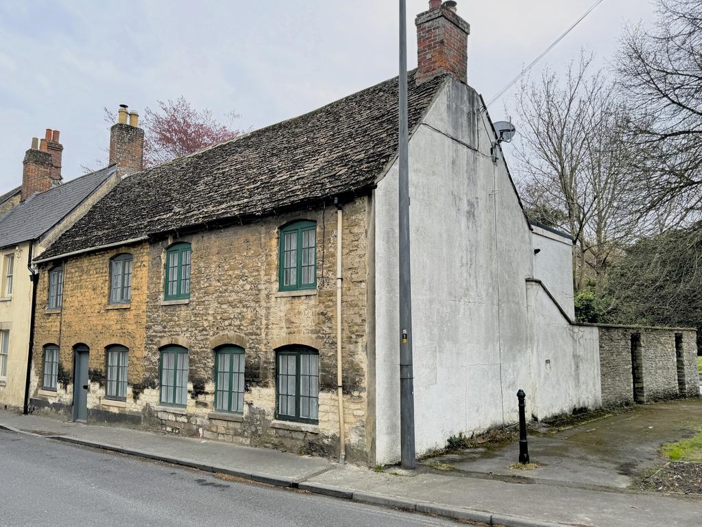 Curzon Street, Calne SN11 2 bed terraced house - £875 pcm (£202 pw)