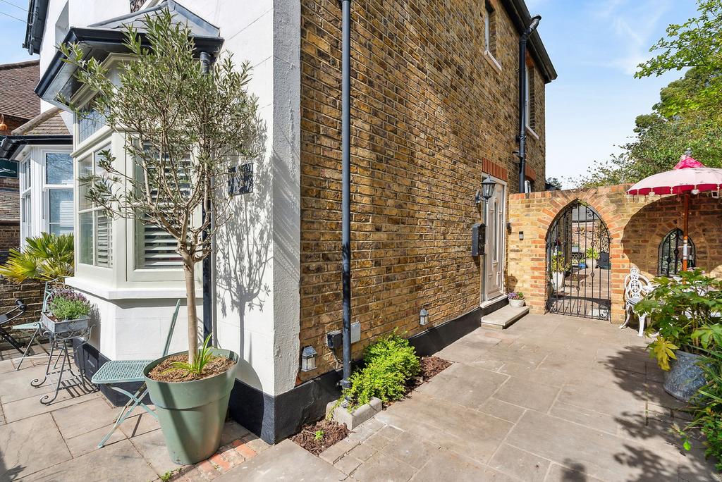 The Broadway, Laleham Village, TW18 2 bed semi-detached house for sale ...