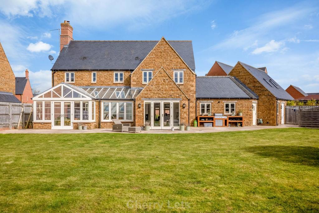 Buckingham Close, Banbury OX17 5 bed detached house to rent - £3,500 ...