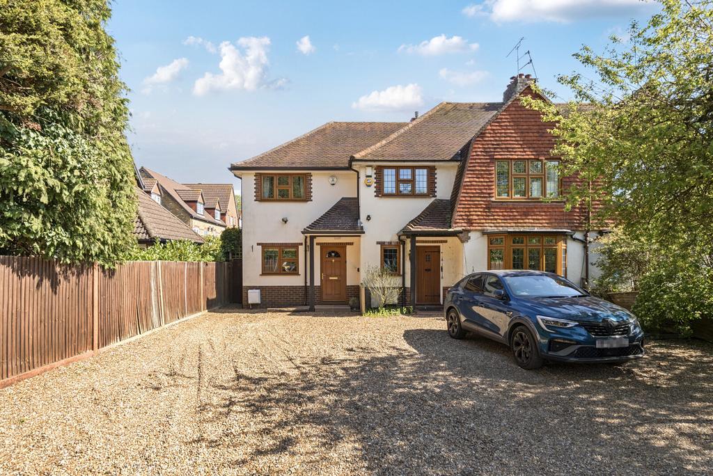 Between Streets, Cobham, KT11 2 bed semi-detached house - £595,000