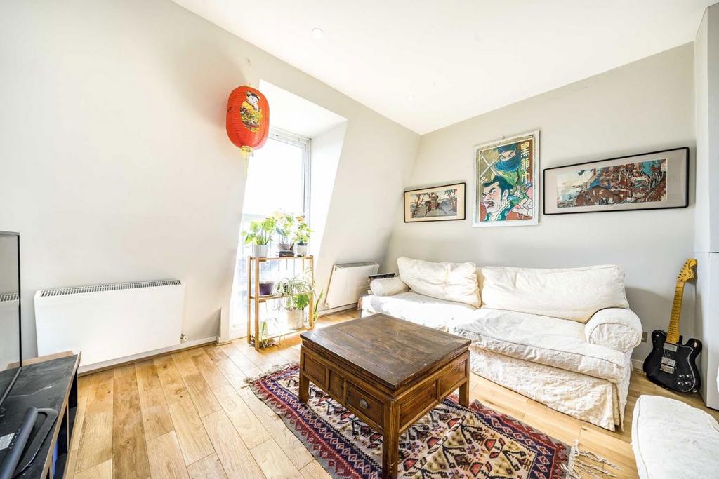 Battersea Rise, London SW11 3 bed flat for sale - £700,000