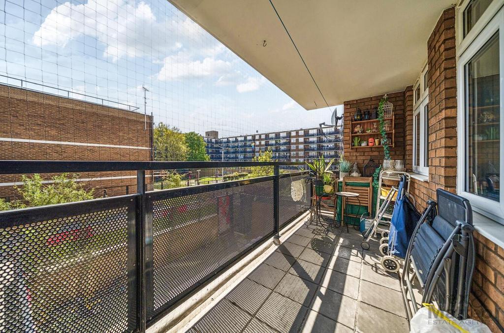 Layard Square, Bermondsey, SE16 2 bed flat for sale - £350,000