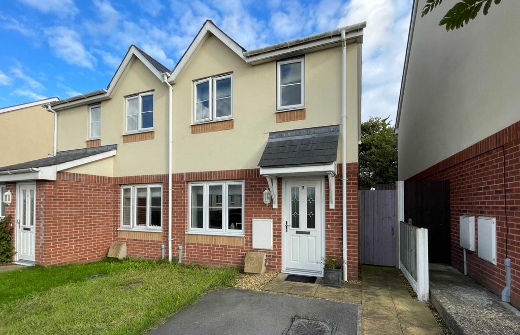 Ger Y Nant, Y Felinheli, Gwynedd, LL56 2 bed semi-detached house - £210,000