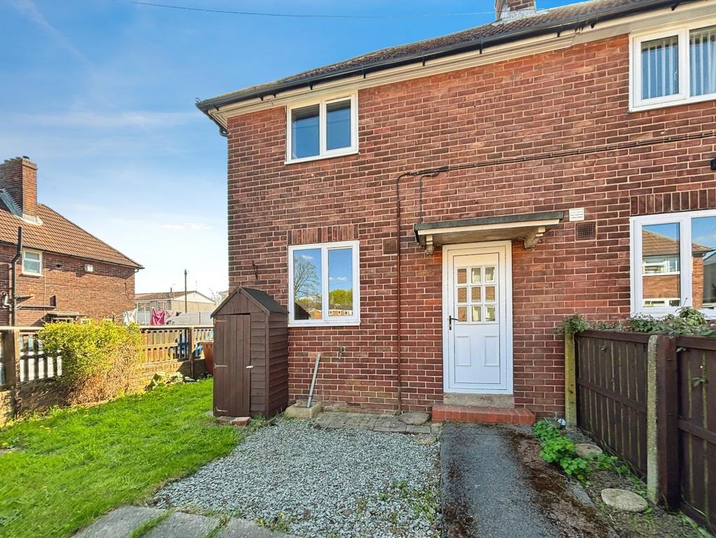 Queens Square, West Yorkshire WF8 2 bed end of terrace house - £795 pcm ...