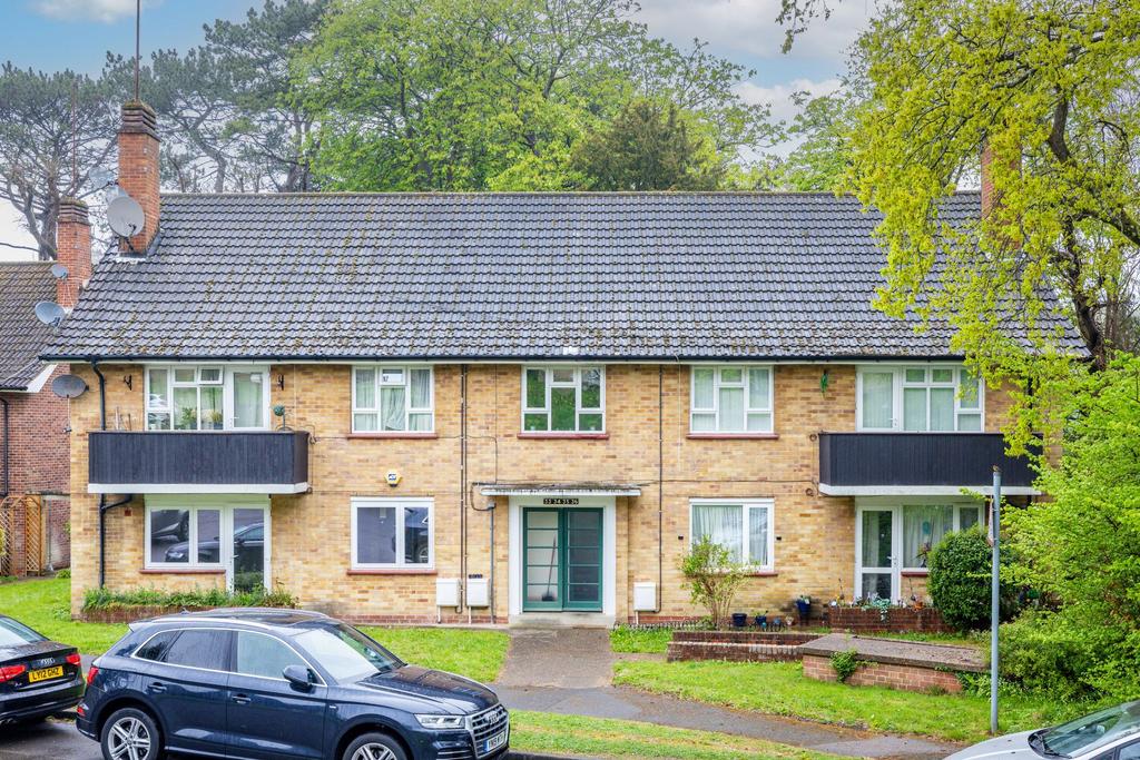 Hayes Lane, Kenley, CR8 2 bed flat - £300,000