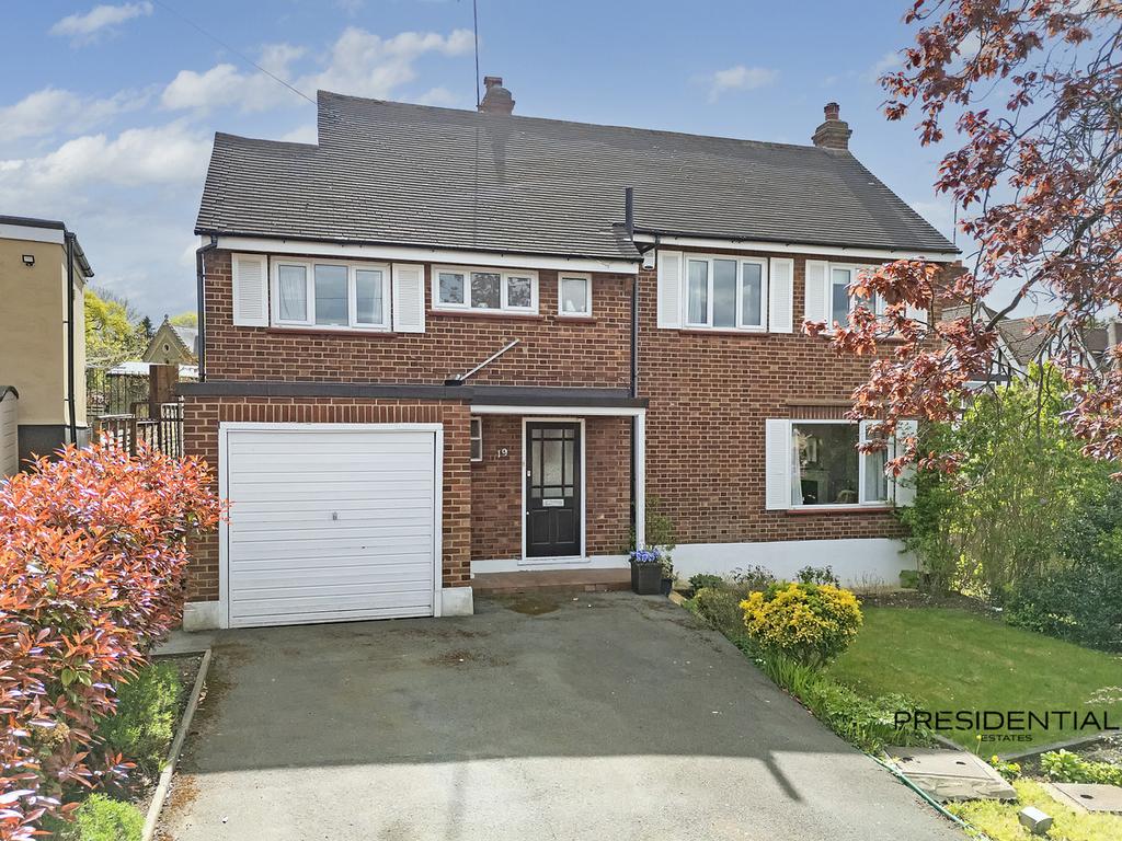 Loughton IG10 4 bed detached house - £850,000