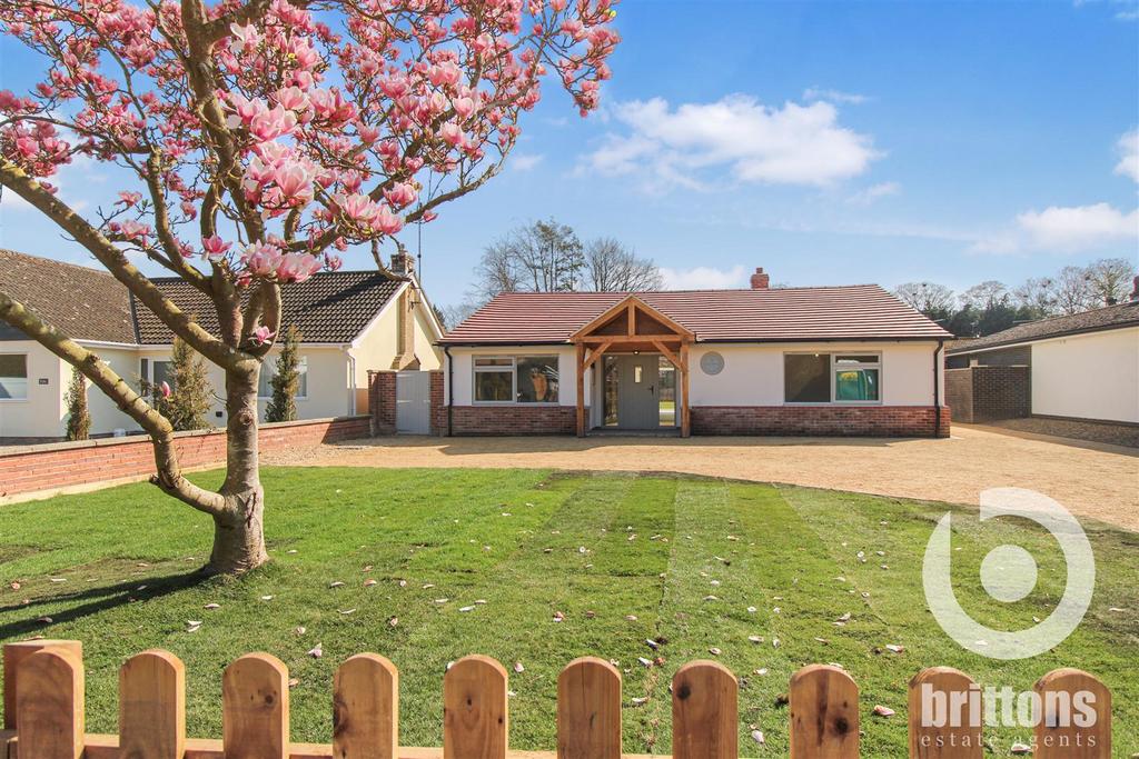 Hall Drive, North Runcton, King's Lynn 4 bed detached bungalow - £550,000