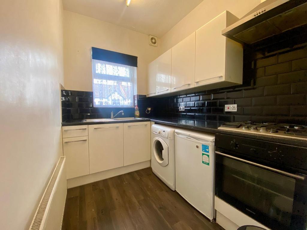 Mitcham CR4 1 bed maisonette to rent - £1,450 pcm (£335 pw)