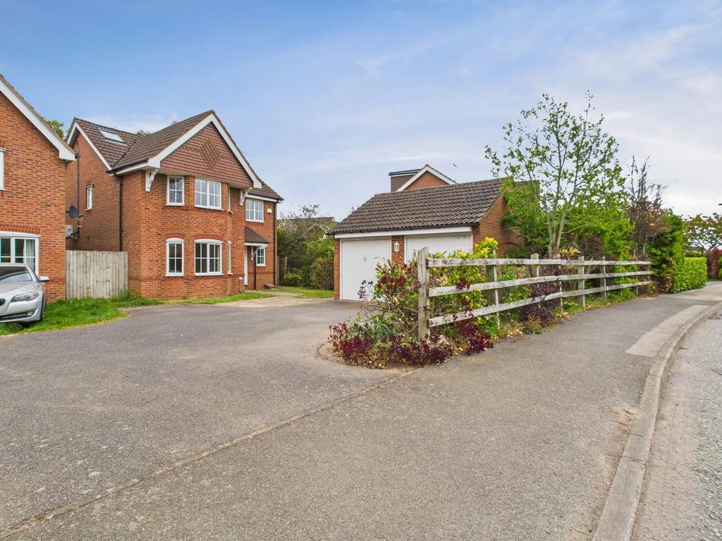 Wake Way, Grange Park, NN4 6 bed detached house - £1,950 pcm (£450 pw)