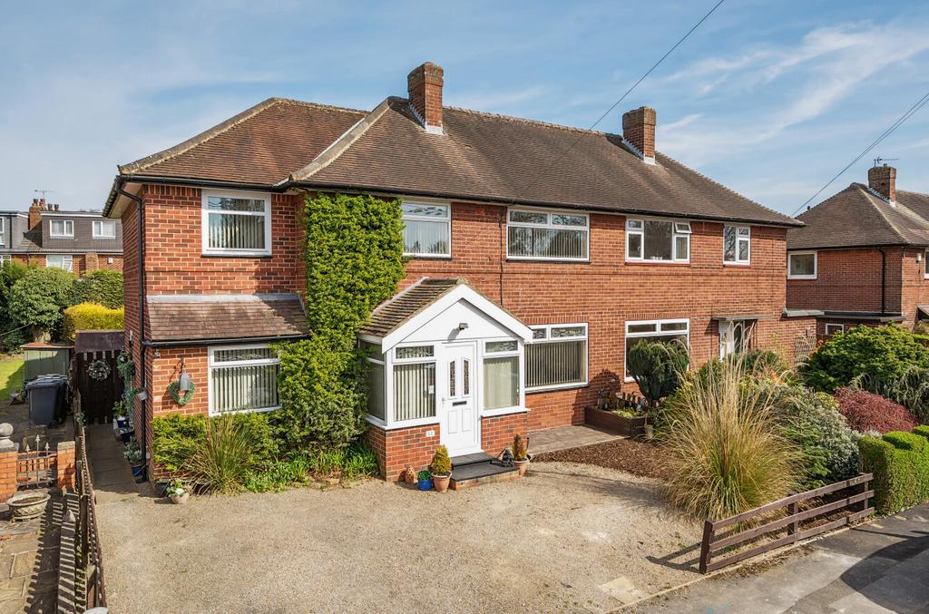 Stonegate Close, Moortown, Leeds, LS17 4 bed semi-detached house for ...